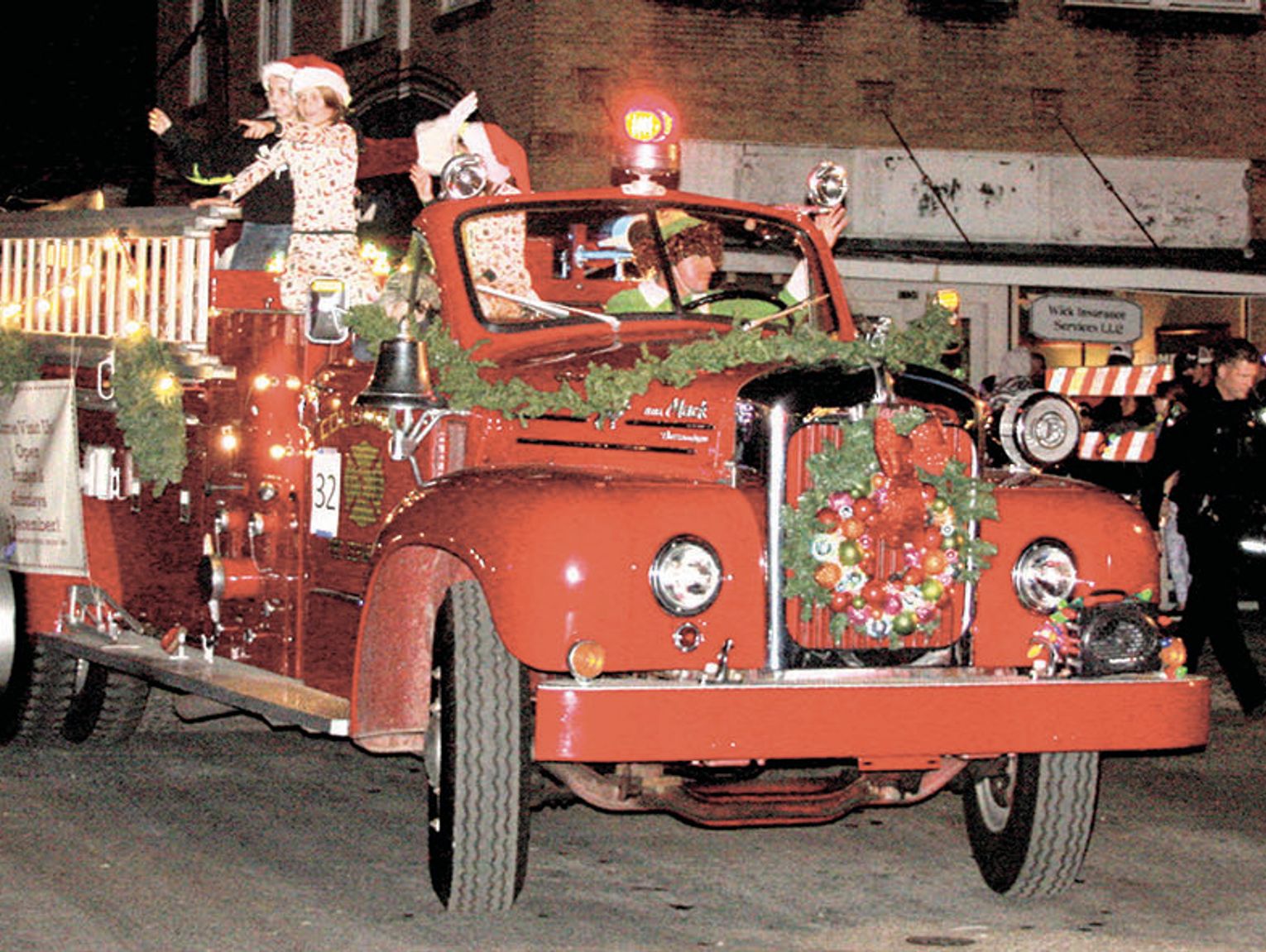 3RD ANNUAL LIGHTED CHRISTMAS PARADE LIGHTS UP COLUMBUS